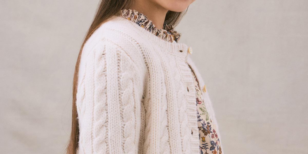 Cardigan bianco lavorato a trecce look da ragazza inverno 2024 • Bonpoint