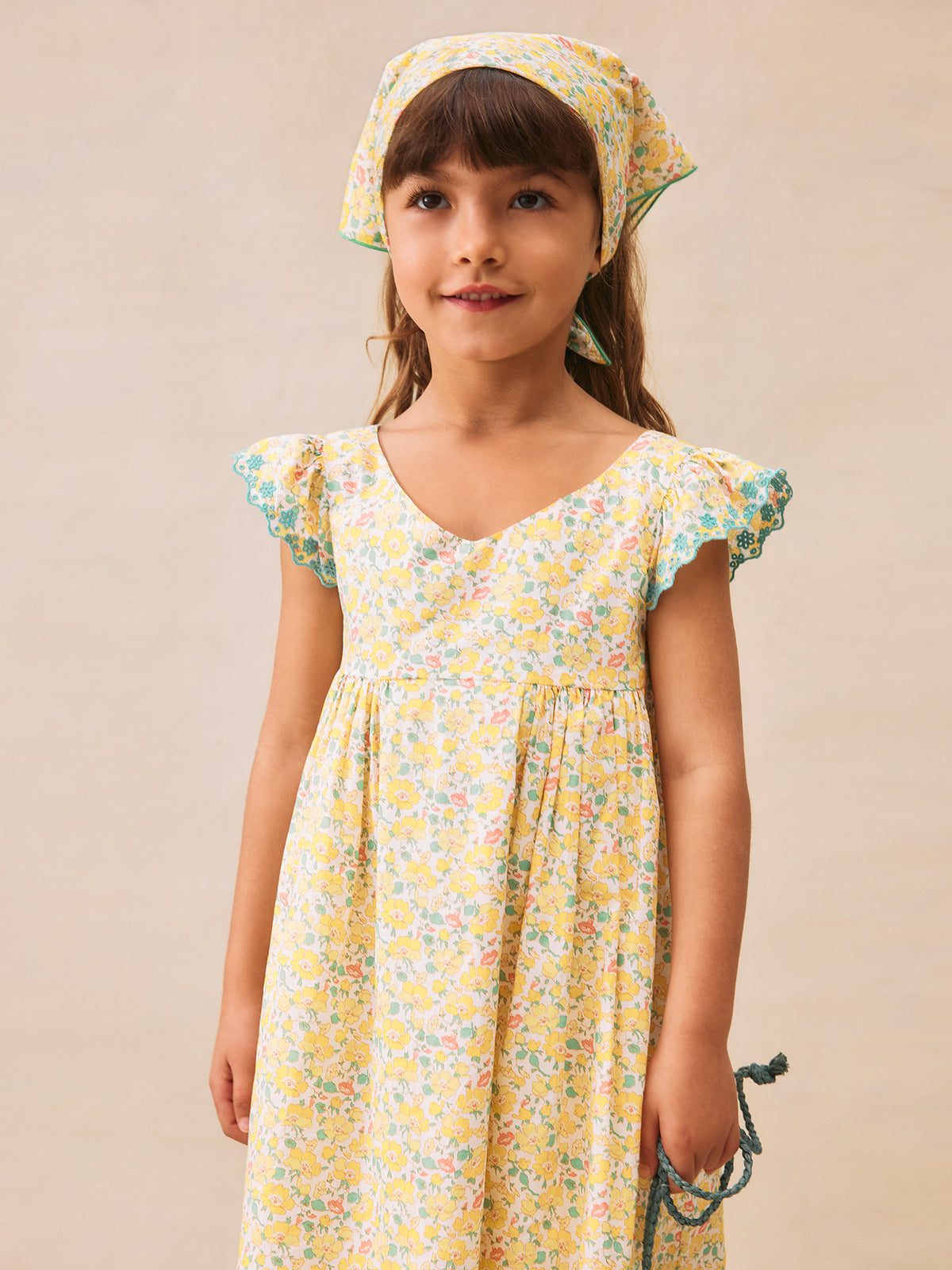 Look fille été 2025 Robe jaune en tissu Liberty • Bonpoint